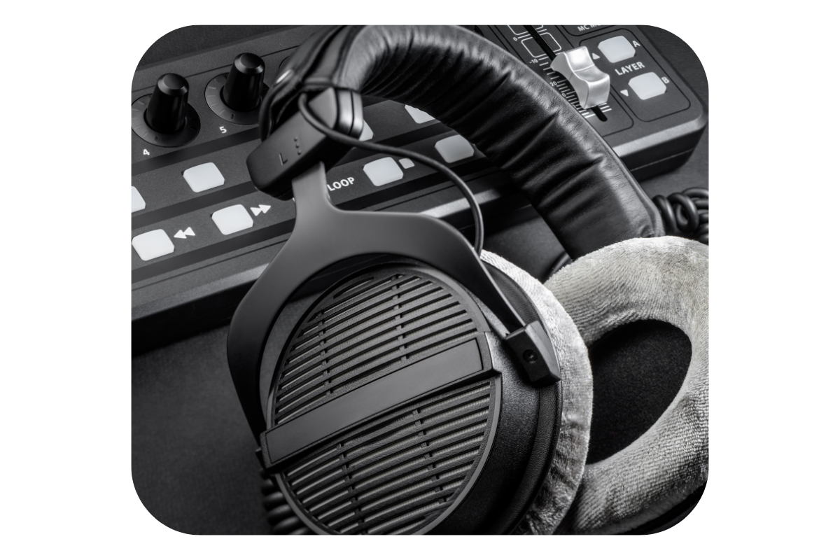 Mixing with Studio Headphones vs Studio Monitors: Which one is accurate ...